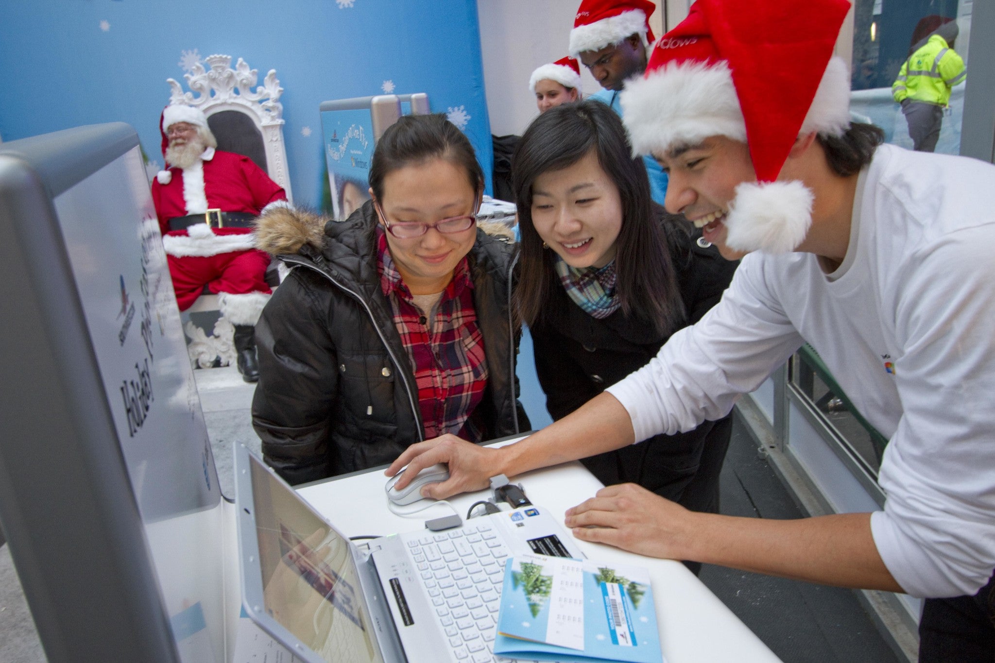 Microsoft Shows Off Windows 7 with Free Santa Photos - Event Marketer
