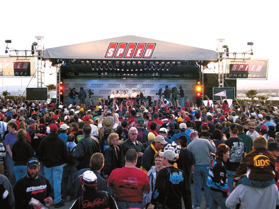 Speed Channel Tours with a Hydraulic-Powered Stage - Event Marketer